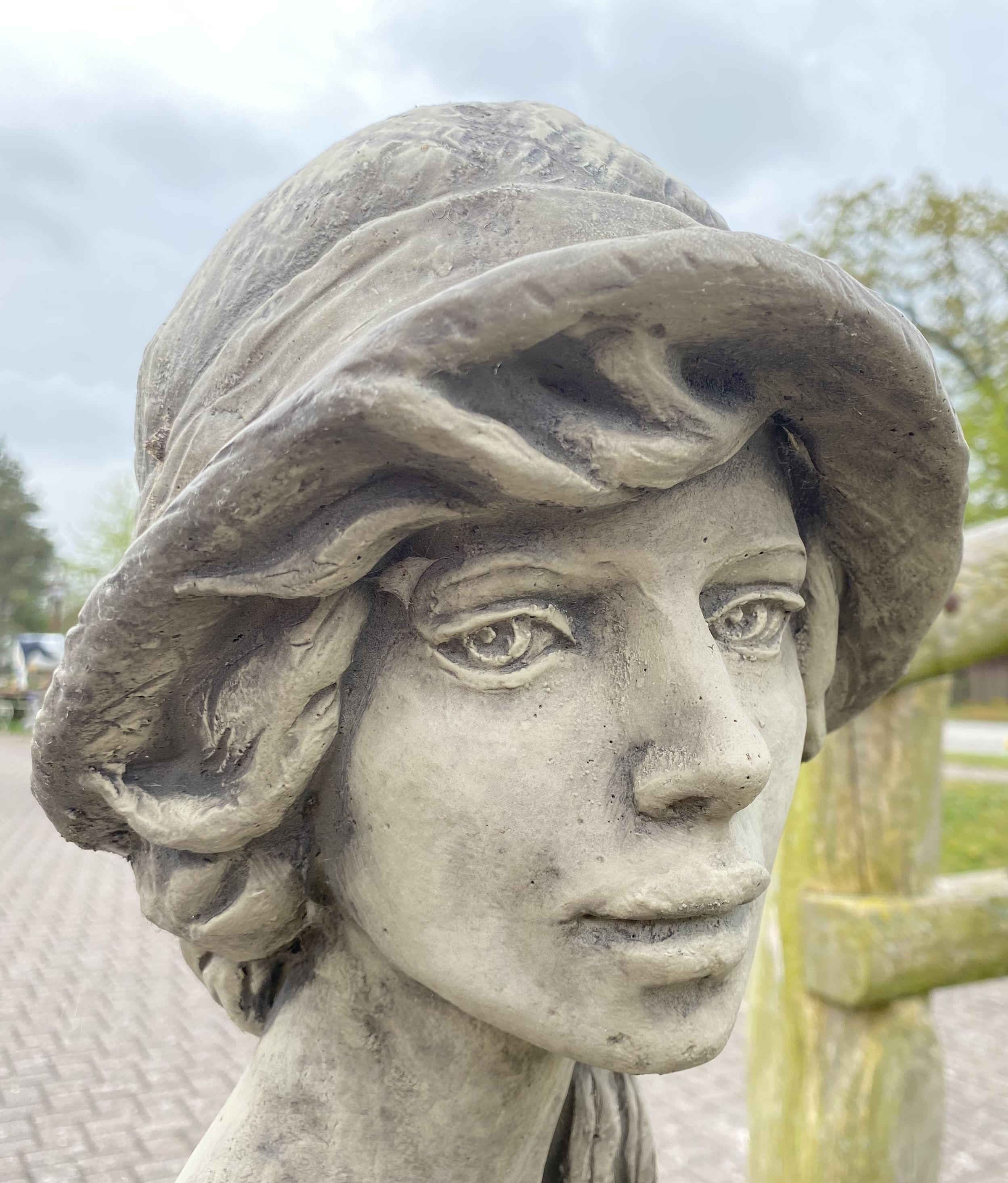 Statue JOSÉPHINE mit Fahrrad Antikstein | derGartenshop.de